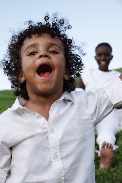 Ragazzino Di Vista Frontale Allaperto Foto Gratis