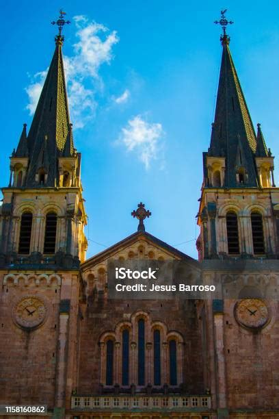 스페인 아스투리아스 오르니스 오르니스의 산타 마리아 라 레알 데 코바동가 대성당의 외관 펠라요에 의해 스페인의 정복의 인기있는 거룩한 아이콘 0명에 대한 스톡 사진 및 기타