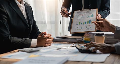 비즈니스 컨설팅 회의 작업 및 브레인스토밍 새로운 비즈니스 프로젝트 금융 투자 개념 분석 3 명에 대한 스톡 사진 및 기타 이미지 3 명 Group A 경영자