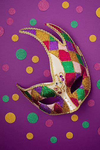 보라색 배경에 축제 화려한 마디 그라 또는 카니발 마스크와 액세서리 파티 초대 인사말 카드 베네치아 카니발 축하 개념 플랫 레이 상단 보기 복사 공간 0명에 대한 스톡 사진
