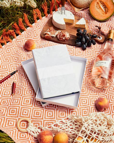 와인 한 병과 과일 한 상자를 얹은 테이블 사진 Unsplash의 무료 문방구 이미지