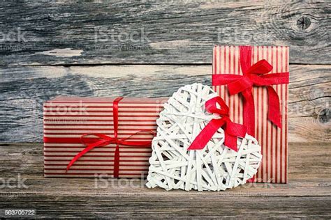 밸런타인데이 선물함 및 인명별 심장 발렌타인 데이 배경기술 고풍스런에 대한 스톡 사진 및 기타 이미지 고풍스런 나무 상자 로맨스 Istock