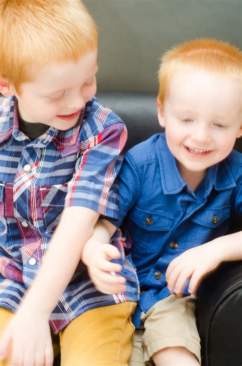 무료 이미지 사람들 놀이 아이 귀엽다 남성 어린이 형제 가족 시원한 유아 행복한 자식 어린 소년 인간