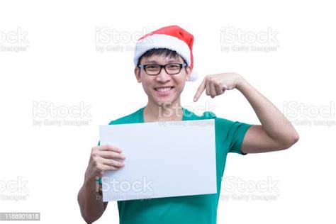안경과 녹색 셔츠를 입은 아시아 산타 클로스 남자는 복사 공간이있는 흰색 배경에 고립 된 흰색 빈 광고 배너를 들고있습니다 간판에 대한 스톡 사진 및 기타 이미지 Istock