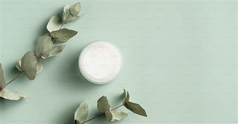 유칼립투스가 녹색 배경에 있는 유기농 크림 항아리 플랫 레이 평면도 복사 공간 천연 유기농 제품 미용 및 스파 개념 사진 Unsplash의 잎 이미지