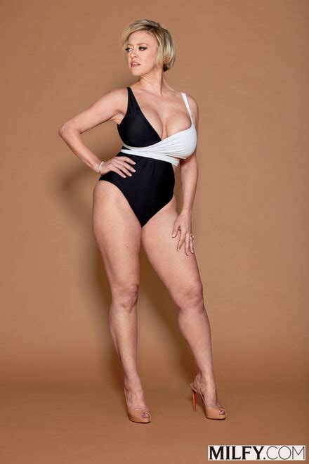 Milfy Dee Williams Cock Hungry Socialite Fucks Server At Party Porn Pic