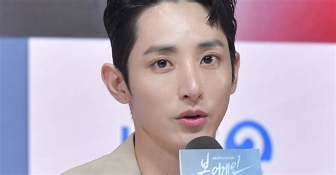 포토 답변하는 이수혁