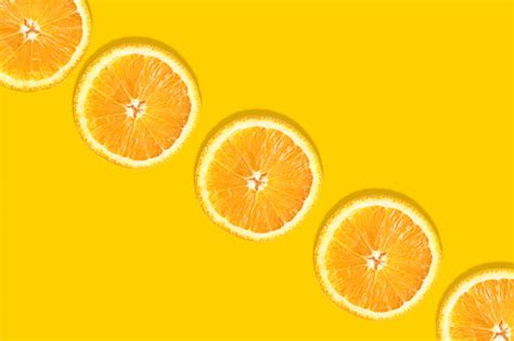 주황색 배경에 주황색 둥근 슬라이스가 텍스트 공간이 있는 대각선으로 슬라이스됩니다 템플릿 광고의 레이아웃 감귤에 대한 스톡 사진 및 기타 이미지 Istock