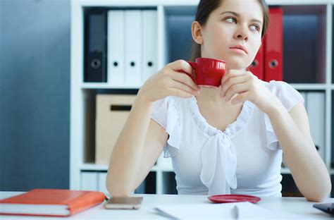 아름 다운 젊은 사려깊은 비즈니스 여자 커피의 컵을 들고 20 29세에 대한 스톡 사진 및 기타 이미지 20 29세 계획 긍정적인 감정 표현 Istock