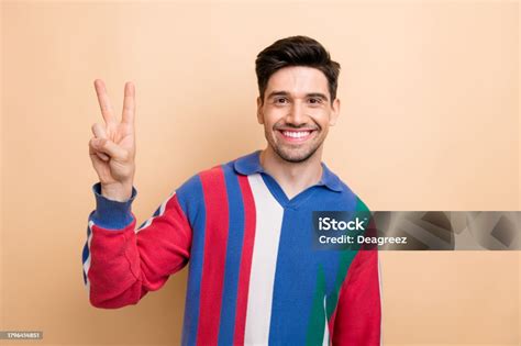 만족 기뻐하는 젊은이의 사진 빛나는 미소 팔 손가락 베이지 색 배경에 고립 된 V 기호 시연 30 34세에 대한 스톡 사진 및 기타 이미지 Istock