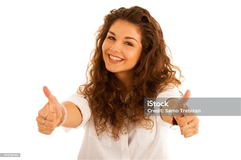 매력적인 젊은 행복 한 여자 몸짓 성공 보여주는 엄지손가락 최대 긍정적인 감정 표현에 대한 스톡 사진 및 기타 이미지 긍정적인 감정 표현 백인종 사람들 Istock