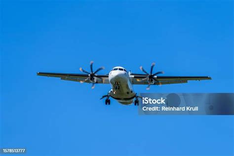 맑은 하늘을 배경으로 착륙하는 소품 비행기의 낮은 각도 보기 비행기에 대한 스톡 사진 및 기타 이미지 비행기 프로펠러 0명 Istock