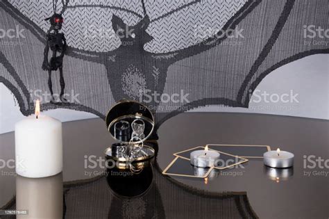 행운의 신비한 분위기는 말하고 있습니다 촛불 박쥐와 타로 카드 마법의 마녀 의식 저녁에 촛불에 의해 신분 정물 난해한 개념 0명에 대한 스톡 사진 및 기타 이미지 Istock