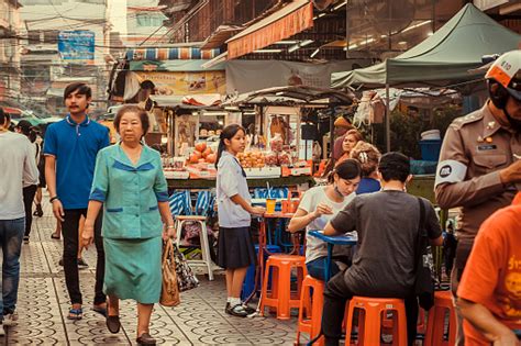 패스트 푸드 레스토랑과 현지 상점이있는 차이나 타운의 거리를 걷는 많은 사람들 거리에 대한 스톡 사진 및 기타 이미지 거리 건강에 좋지 않은 음식 걷기 Istock