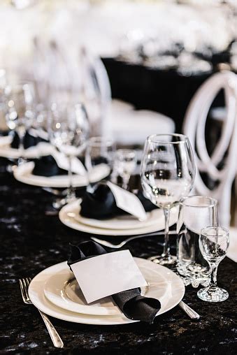 서빙 테이블 설정 접시 장식 린넨 검은 냅킨 엽서 은 식기 칼 안경 측면도 근접 촬영 결혼식 준비 저녁 식사 테이블 리셉션 생일