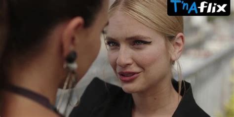 Camille Razat Lesbian Scene In Emily In Paris Emily Paris