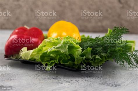 채식 요리를 위한 재료 노란색과 붉은 달콤한 후추 신선한 양상추와 딜의 잎 밝은 배경에 검은 유리 접시 0명에 대한 스톡 사진 및 기타 이미지 Istock