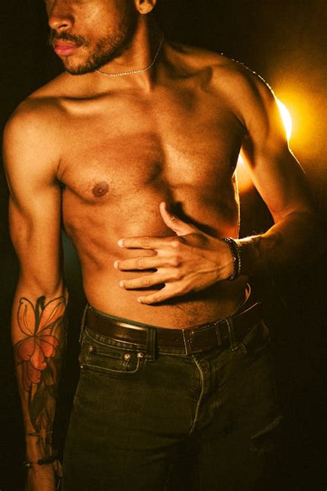 강한 건강 그루터기 극적인 조명 근육 정의 근육질의 남성 명사 남성 모델 남성 패션 남성 피트니스 데님