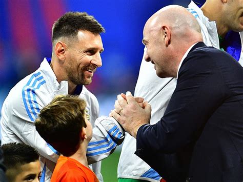 Gianni Infantino Celebra Gol De Messi Contra México