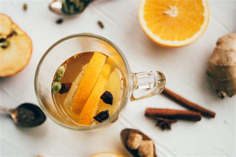 Mulled 와인 또는 들어간다 오렌지와 새 해 축 하에 대 한 요리와 향신료 성분 밝은 배경 평면에 누워 0명에 대한 스톡 사진 및 기타 이미지 Istock