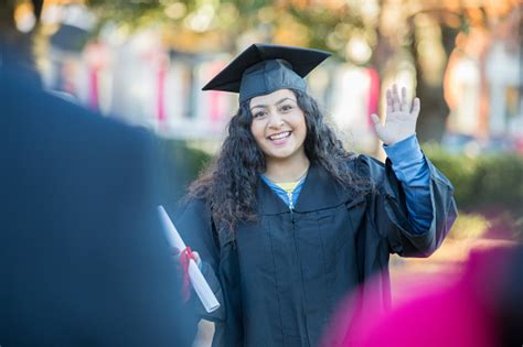 모자와 가운을 입고 졸업식에서 부모를 맞이하는 젊은 인도 여성 가족에 대한 스톡 사진 및 기타 이미지 가족 곱슬 머리 교육 행사 Istock