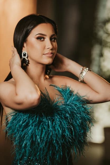 Premium Photo Vertical Shot Of A Glamorous Caucasian Female In A