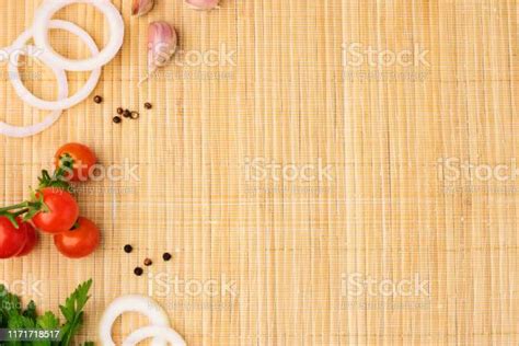 원시 토마토 허브 후추와 양파 나무 배경에 복사 공간이 있는 맨 위 뷰입니다 개념에 대한 스톡 사진 및 기타 이미지 개념 건강한 생활방식 건강한 식생활 Istock