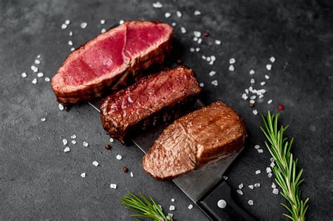 고기 칼에 쇠고기 고기 3 개 튀김 고기의 세 가지 유형 튀김 중간 잘 텍스트에 대한 복사 공간이있는 돌 배경에 0명에 대한 스톡 사진 및 기타 이미지 Istock