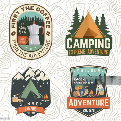 여름 캠프 패치 세트입니다 벡터 컨셉 프린트 스탬프 의류 또는 티셔츠 커피 메이커 캠핑 텐트 도끼 산 캠프 파이어 및 숲 실루엣이있는 빈티지 디자인 Girl Scout에