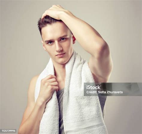 목에 흰색 수건으로 남성 모델 젊은 매력적인 넓은 어깨 목욕 후 잘생긴 남자입니다 20 29세에 대한 스톡 사진 및 기타 이미지 20 29세 T 셔츠 관능 Istock