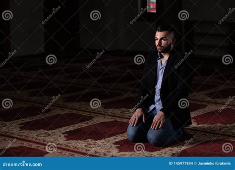 Retrato Do Homem Mu Ulmano Novo Foto De Stock Imagem De Povos Positivo