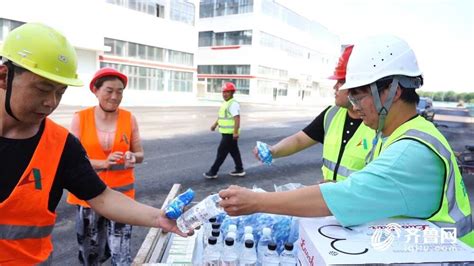 避开高温时段施工 发放防暑降温物资 山东多地积极应对高温天气凤凰网山东凤凰网