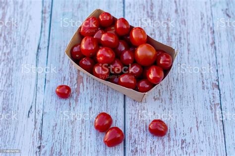 나무 테이블에 재활용 종이 상자에 유기 잘 익은 체리 토마토 요리 재료 수확 지속 가능한 생활 플라스틱 포장에 U201cnou201d라고 합니다 0명에 대한 스톡 사진 및