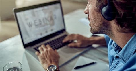 사무실에서 웨비나에 참여하는 동안 컴퓨터를 사용하는 프리랜서 작업자의 클로즈업 사진 Unsplash의 컴퓨터 이미지