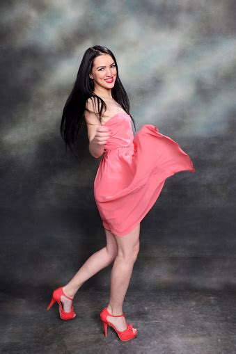 캔버스 배경에 스튜디오에서 포즈를 취하는 긴 검은 머리를 가진 아름다운 유럽 소녀 갈색 머리에 대한 스톡 사진 및 기타 이미지 갈색 머리 검은색 관능 Istock