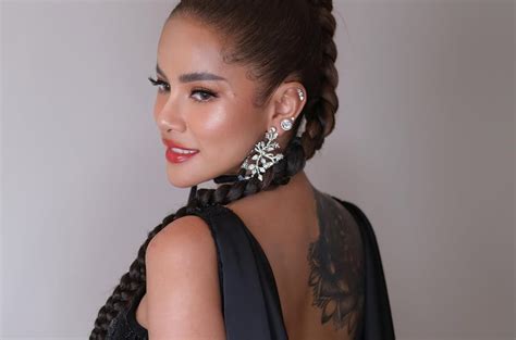 Olla Ramlan Pamer Tato Besar Di Punggung Sengaja