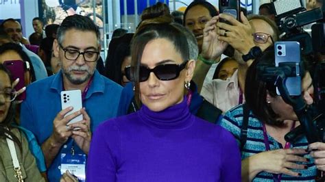 Solteira Deborah Secco Rouba A Cena Com Look Monocrom Tico