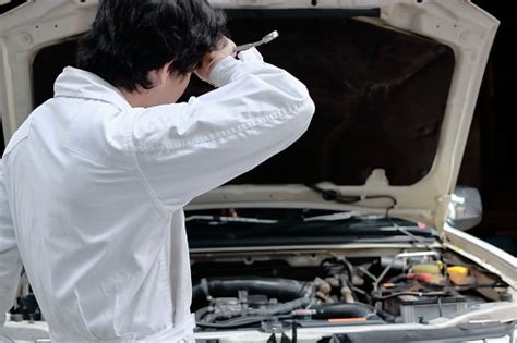 피곤된 아시아 정비사 젊은이 렌치와 유니폼에 자동차 수리 차고 배경에서 오픈 후드에서의 초상화 20 29세에 대한 스톡 사진 및 기타 이미지 Istock