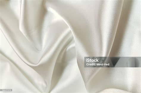 흰색 구겨진 또는 물결 모양의 직물 질감 배경 추상 린넨 천 부드러운 파도 사틴 실크 코튼의 주름 매끄러운 우아한 실크 또는 아틀라스 고급 천 감촉 침구 시트 또는 담요 3