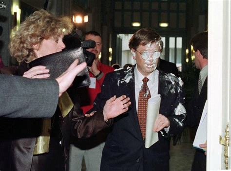 Big City Wie Gooide Taarten In Het Gezicht Van Bill Gates Bruzz