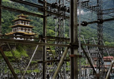 ЈА НАЈДЕ ЛИ ХИМАЛАЈСКОТО КРАЛСТВО ФОРМУЛАТА НА УСПЕХОТ ИЛИ ПАТОТ ВО ПРОПАСТ Со копањето