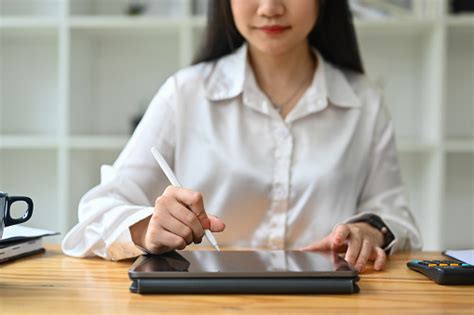 스타일러스 펜을 사용하거나 디지털 태블릿에 계약서에 서명하는 젊은 아시아 여성 직원 20 24세에 대한 스톡 사진 및 기타