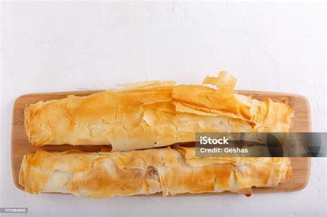 흰색 테이블에 애플 슈트루델 사과 호두 계피를 곁들인 홈메이드 파이 맨 위 보기 공간을 복사합니다 가루 설탕에 대한 스톡 사진 및 기타 이미지 Istock