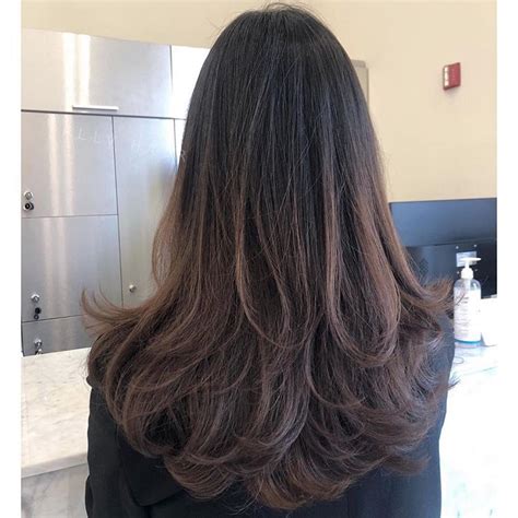 Instagram의 헤어디자이너 앨 리 ᴱᴸᴸᵞ 이언님 뒷모습도 이쁜 커트 레이어드컷 이라고 다 같은 레이어드컷이 아니죠 ☺️ 두상에 맞게 어디에 볼륨을