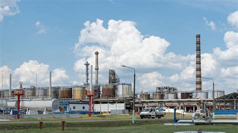 산업용 용광로와 열교환기는 푸른 하늘을 배경으로 공장에서 탄화수소를 부수고 석유화학 공장의 장비를 클로즈업합니다 산업 및 생태