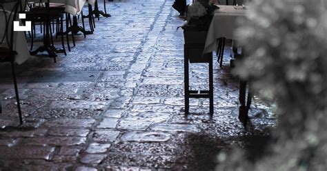 흰 콘크리트 터널 아래 흰 테이블 앞 의자에 앉아 있는 사람 앞에서 흰 드레스 셔츠를 입은 남자 사진 Unsplash의 무료 두브로브니크 이미지