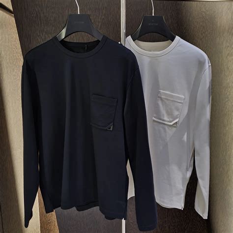 시스템옴므 현대시티아울렛 동대문점 기획 디테쳐블 후드 레더 점퍼 은은한 광택감과 자연스러운 주름이 어우러져 리얼 레더 못지 않은 자연스러움을 선보이는 페이크 레더