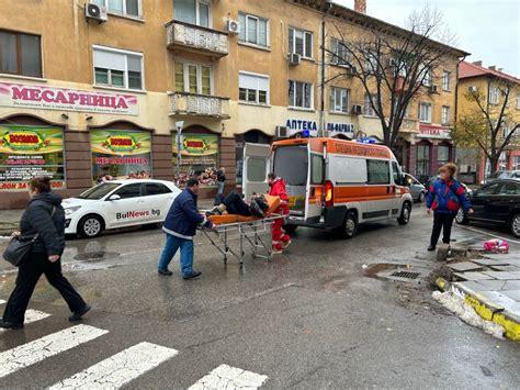 Жертва на снегопочистването Врачанин падна лошо на разбит тротоар пред областна администрация