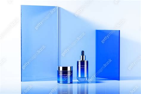 컬러 화장품 몸단장제품 아크릴 투영 강렬한색채 여름 앰플 로션 화장품 스킨케어 파랑 이미지 Jv11860548 게티이미지뱅크