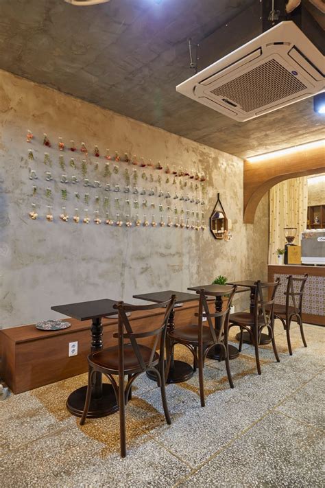 10평 카페 인테리어 빈티지 컨셉의 아늑한 분위기